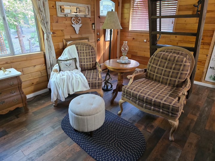 Cozy Vintage Cottage Cabin - Crestline, CA