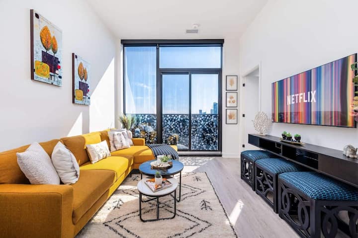 Downtown 2br Condo W/ Cn Tower Views - Toronto, ON