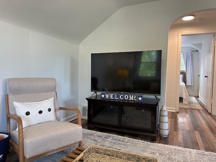 Millcreek Cozy Loft. 2nd Floor Queen Bed Studio. - Erie, PA