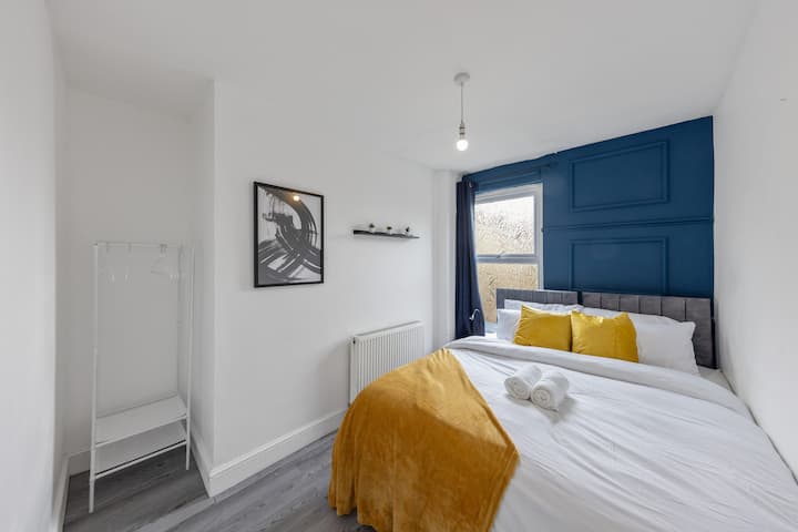 “Spacious Medway Base For Work Crews – Sleeps 5 - Chatham