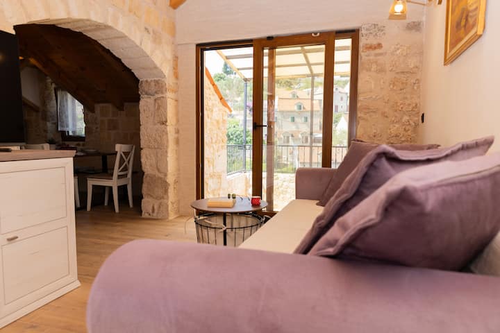 Traditional Stone House W Terrace & 2 Living Rooms - Milna
