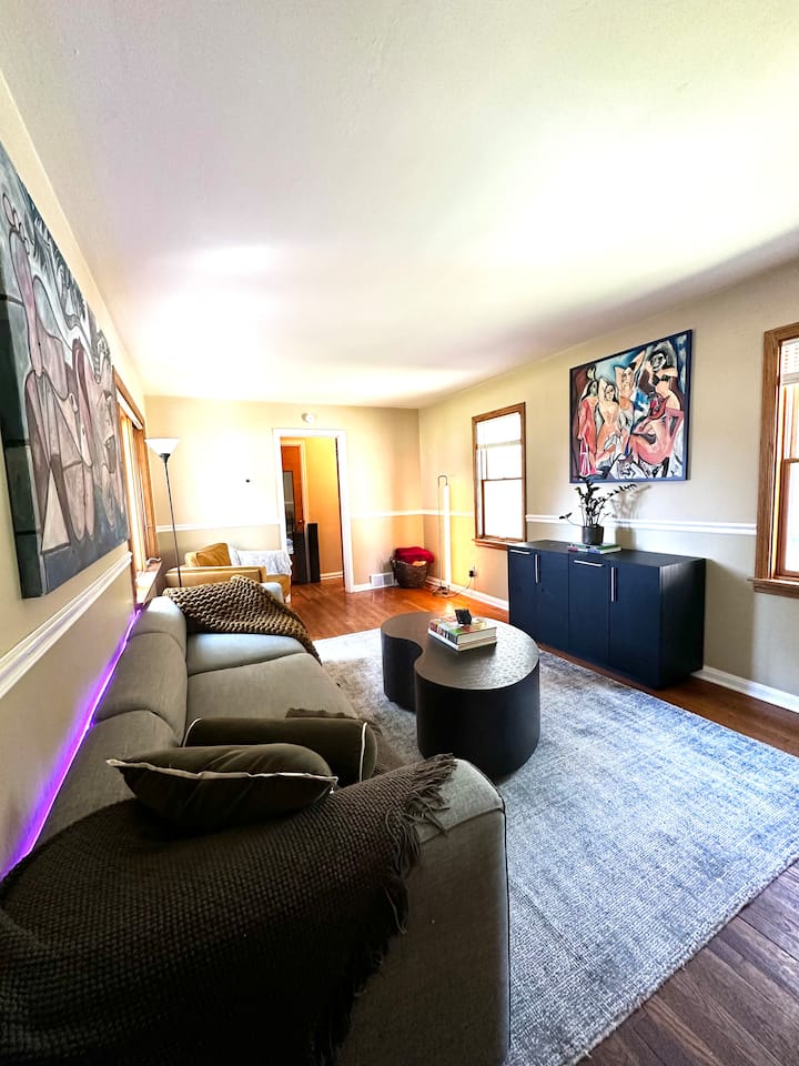 Cozy Art & Nature Getaway - Youngstown, OH