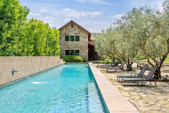 Napa Stone Mansion - Views, Pool, Barnhouse, Acres - Calistoga, CA