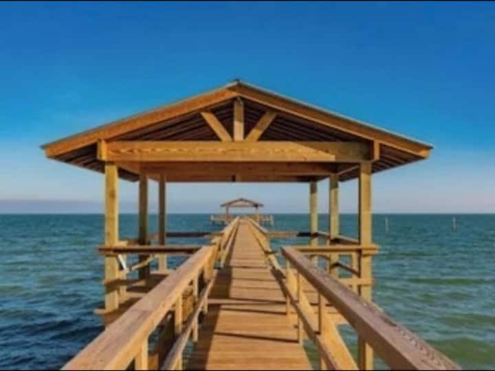 Katz Kozy Condo Pier Steps Away - Rockport, TX