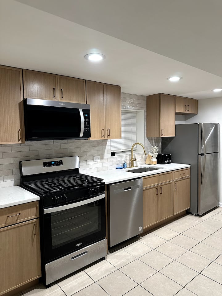 Group-friendly 4br Apartment - Evanston, IL