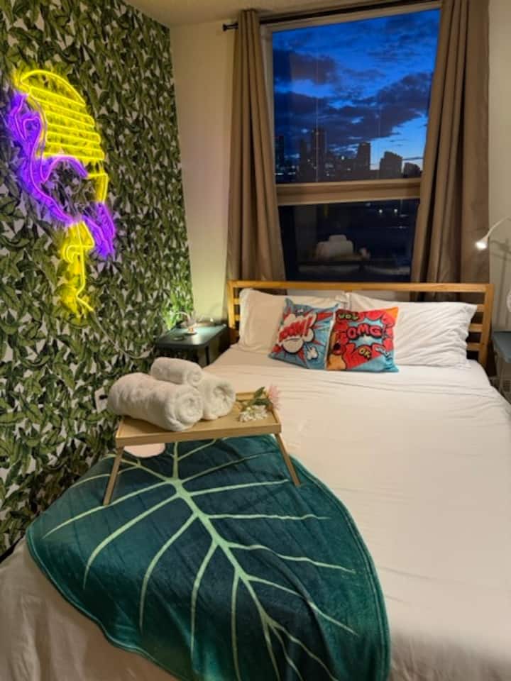 Tropical Studio W/downtown Calgary Views. - Calgary