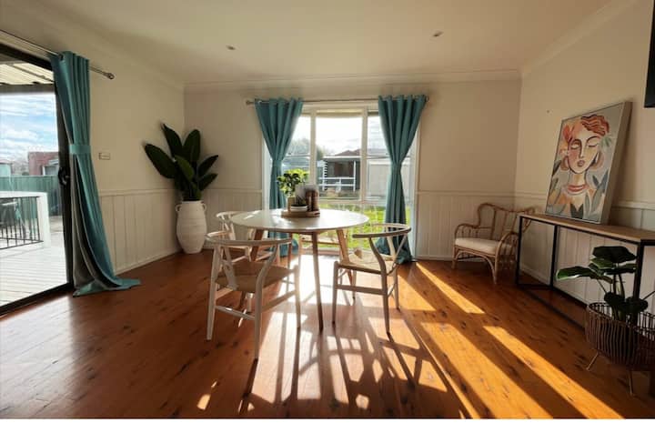 Spacious And Central  Home By Rado & Tamara - Goulburn