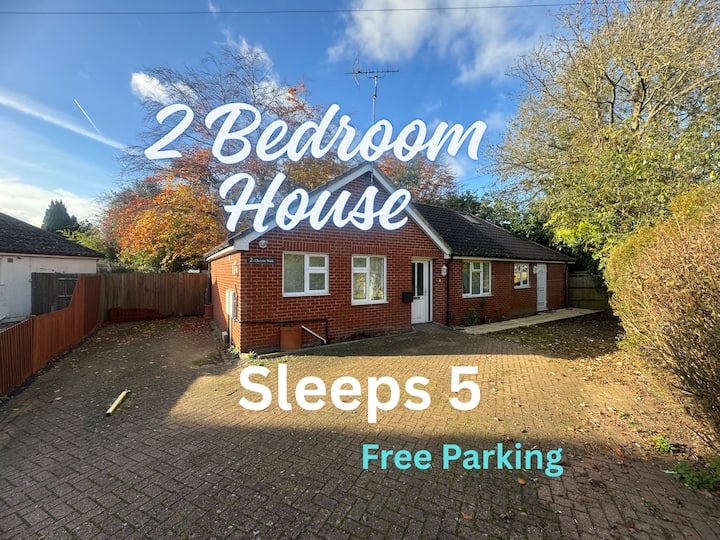 2 Bedroom-house-sleeps 5 In Front Horley Station - London Gatwick Airport (LGW)