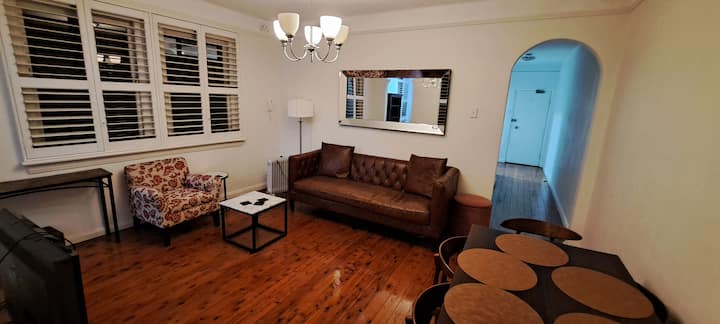 Spacious Art Deco Apartment - 맨리