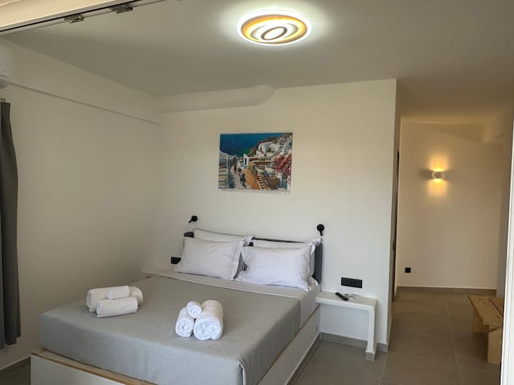 Lovely Hotel - 8 Double Rooms - Santorini