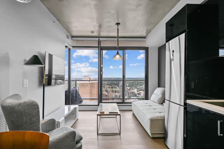 Skyline Views | Pool | Gym | 5 Mins To Stampede - Calgary