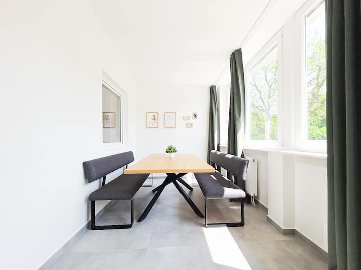 Tolstov Apartments - 4 Rooms- Kitchen- 2 Bathrooms - Düsseldorf