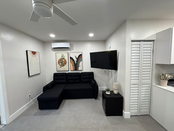 Homie Studio W/ Kitchen, Yard & Pool Access - Fort Lauderdale