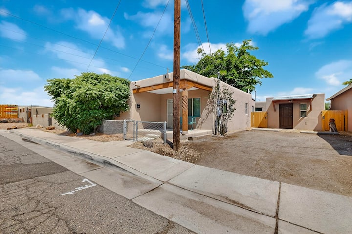 Casa Luz! Two Homes! Close To Old Town And Museums - Albuquerque, NM