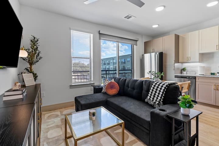Luxury King Suite • Gym • Rooftop Access - Austin, TX