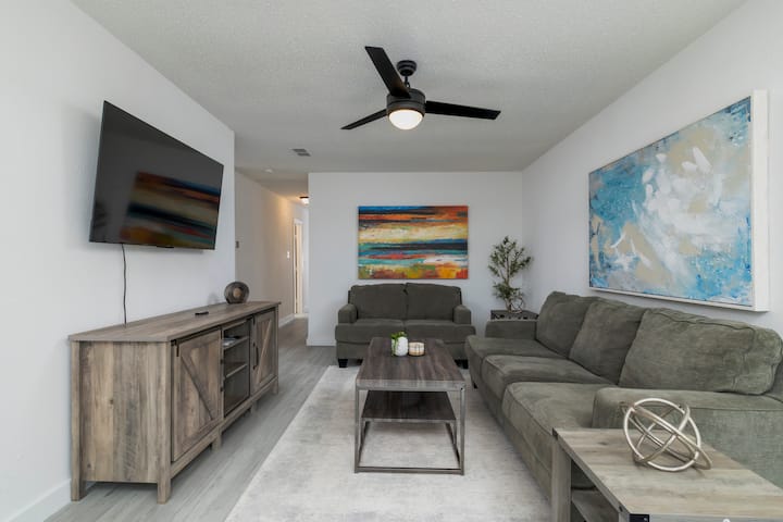 Pet-friendly Stay W/ Yard, Workspace & Fast Wi-fi - Euless, TX