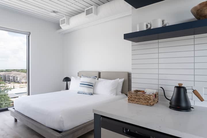 Studio Haus | Accessible Room On East 6th - Austin, TX