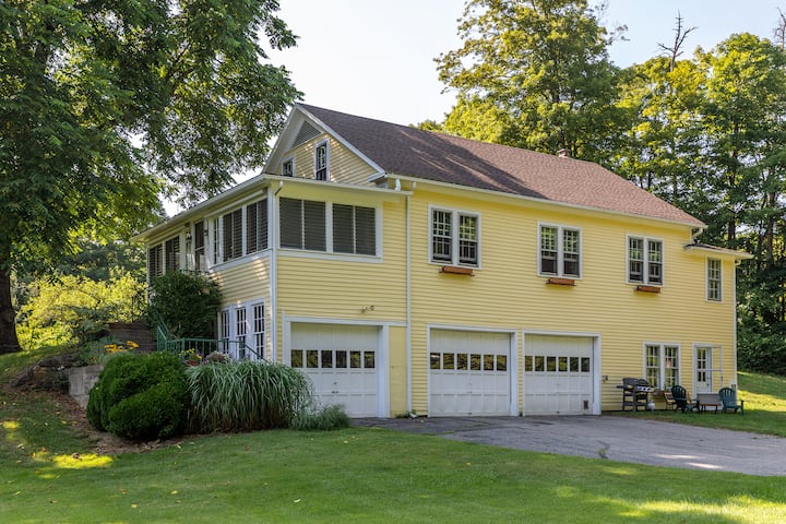 Spacious Charm On Riverfront; Walk To Town - Lake Waramaug, CT