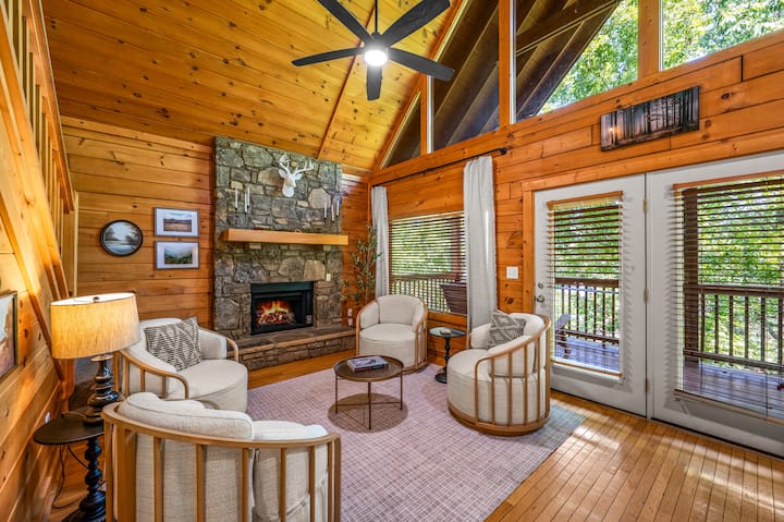 5br Mtn Cabin: Hot Tub, Game Room, Pool & Views - Pigeon Forge, TN