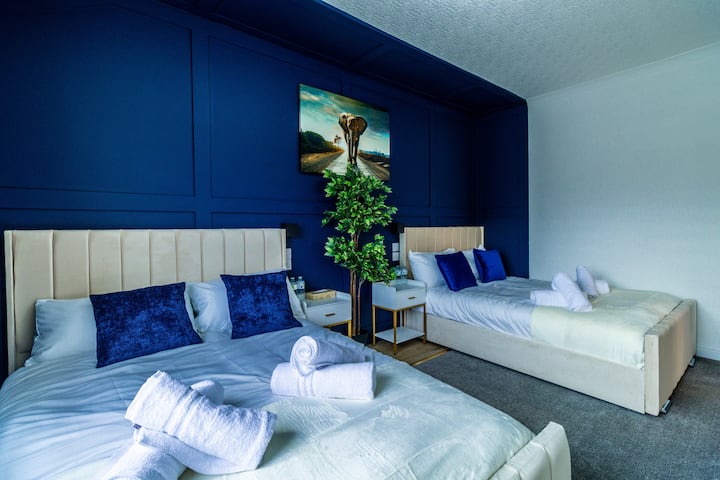 Blue Haven House | Sleeps 11 | Garden & Parking - Rotherham, UK