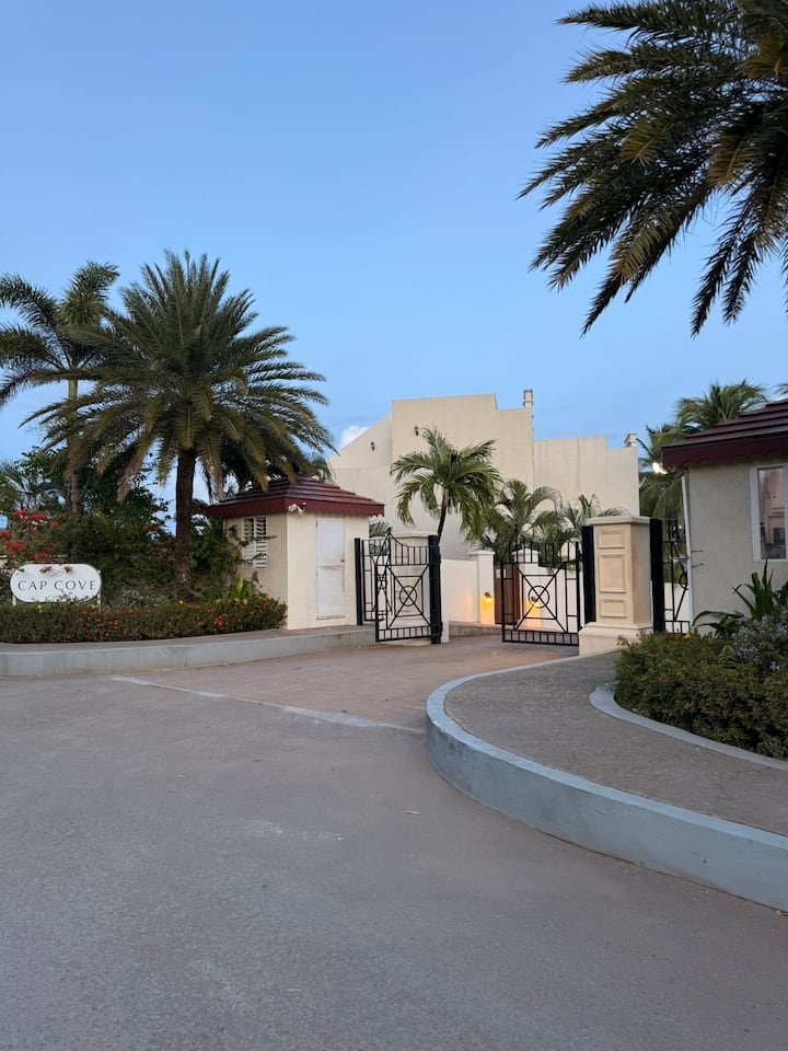 Villa Ray: Private Pool, Steps To Beach, Gated Gem - Santa Lucía