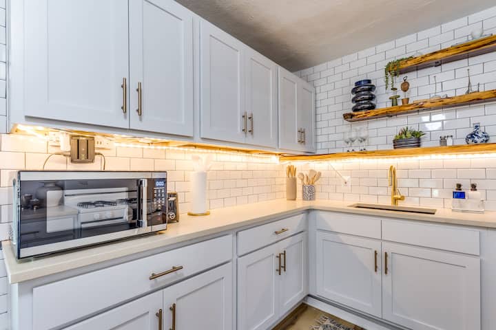 Balcony View Located In Delano With Washer & Dryer - Wichita, KS