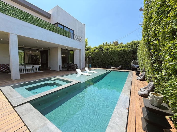 Spacious 5br Home W/ Infinity Pool & Rooftop - Los Angeles, CA
