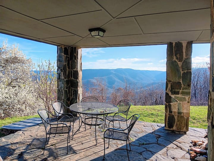 Views, Vibes & Starry Skies! 4 Br/2 Ba Mountaintop - Floyd, VA
