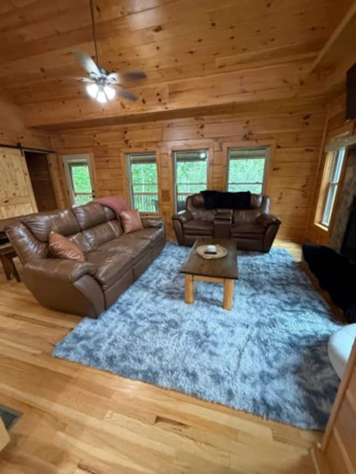 Mountain Cabin W/ Hot Tub, Views & Game Room - Black Mountain, NC