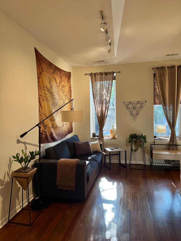 Wicker Park 1-br · Walk To Train & Grocery - Chicago, IL