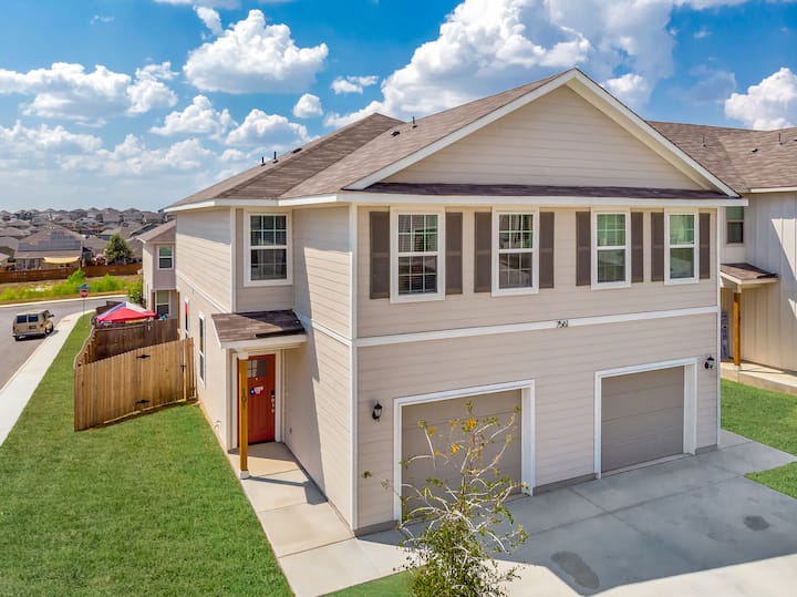 Modern Family Home • Near Lackland Afb & Pets Okay - San Antonio, TX
