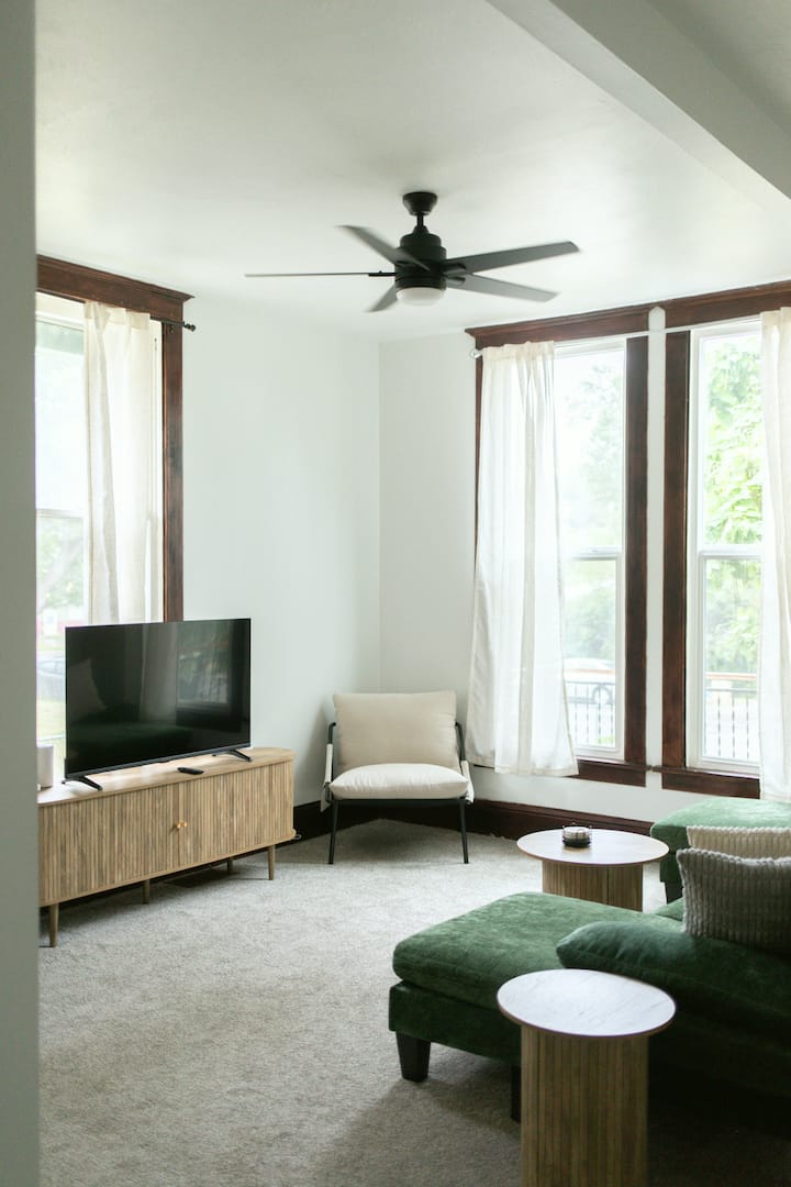 Barn Style Weekender Home For 5 - Billings, MT