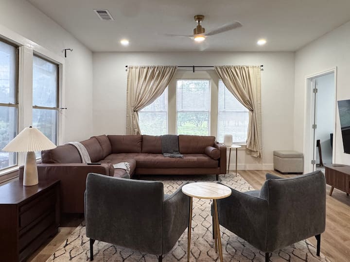 Denton Newly Renovated 3 Bath 2 Set Washer/dryer - Denton, TX