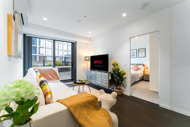 Brand New Big Unit Sleeps 8•rooftop Pool - Melbourne