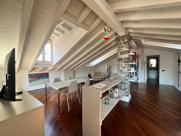 Vanessa's Art 
Rooftop - Como