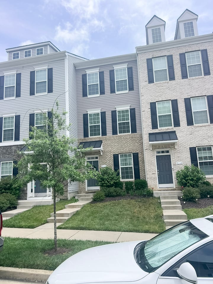 Modern 4-story Townhome Retreat - Clinton, MD