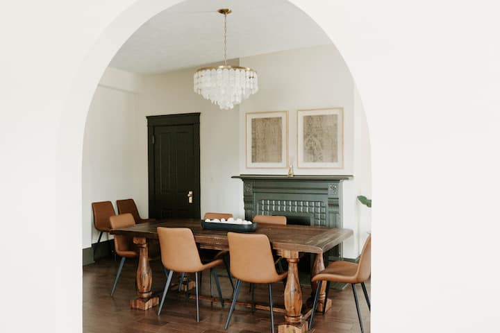 Luxury Colonial Updated Home Near Cleveland Clinic - Cleveland, OH