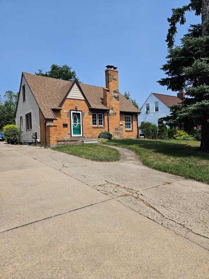 College Town Executive House - East Lansing, MI