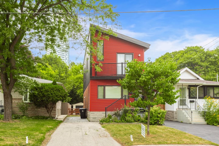 Family Home 5 Mins Walk To Subway & Go - Toronto