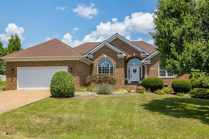 Mountain View Villa: Firepit, Fireplace, Jet Tub! - Harrisonburg, VA