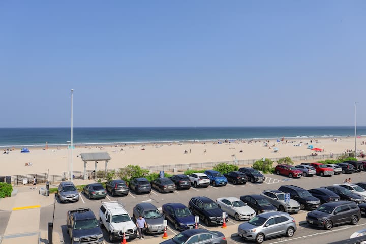 Penthouse At Beach Club Casino - Hampton Beach, NH
