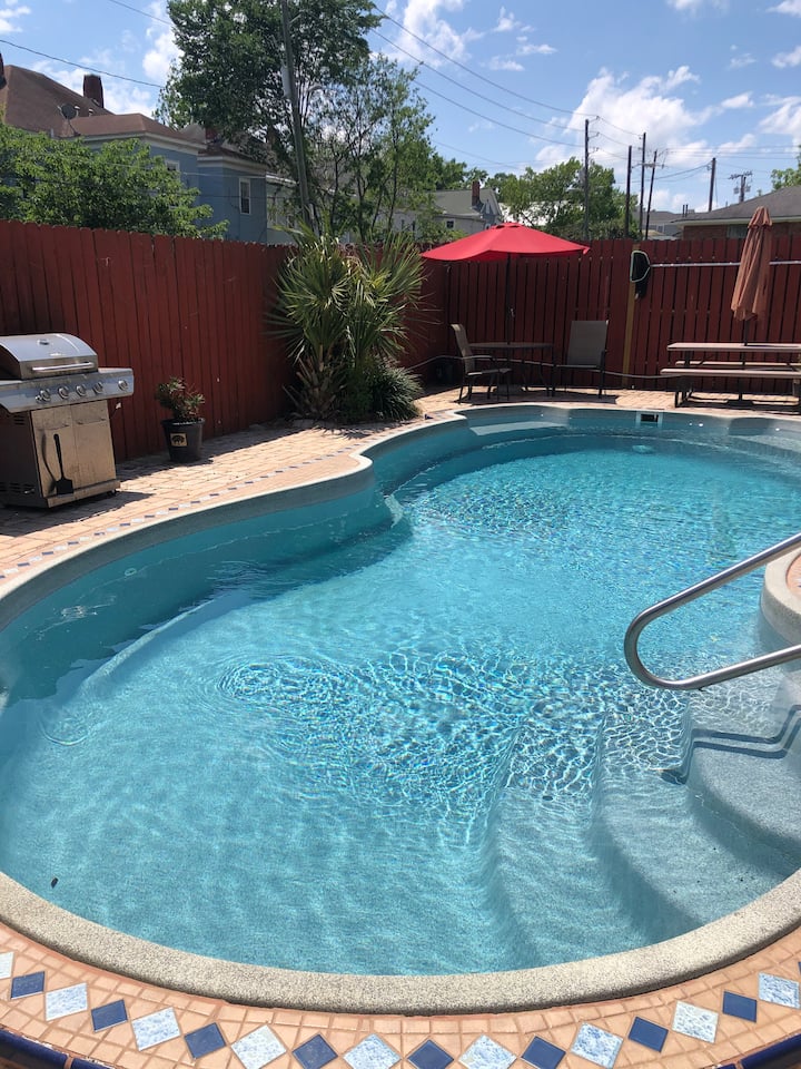 Historic Downtown Condo W Pool - Savannah, GA