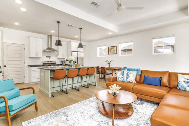 Decompression Zone: Unwind At Modern Downtown Home - Pensacola, FL