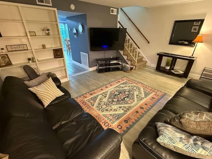 Stylish Townhome In Greensboro | 2 Suites - グリーンズボロ, NC