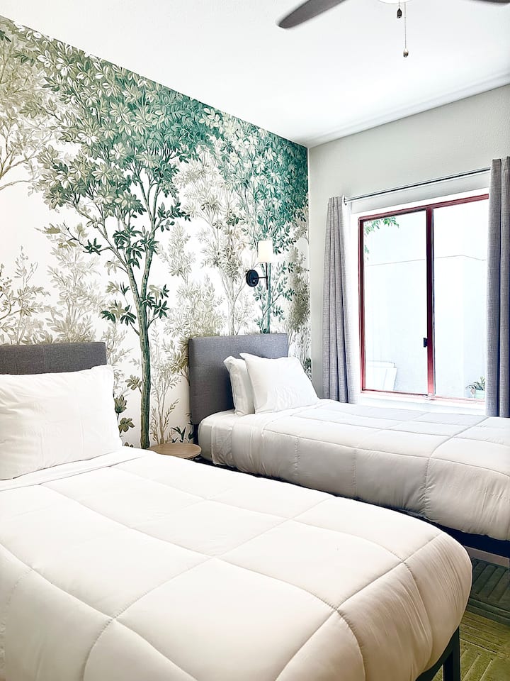 Room With 2 Twin Beds In The Heart Of Little Italy - San Diego, CA