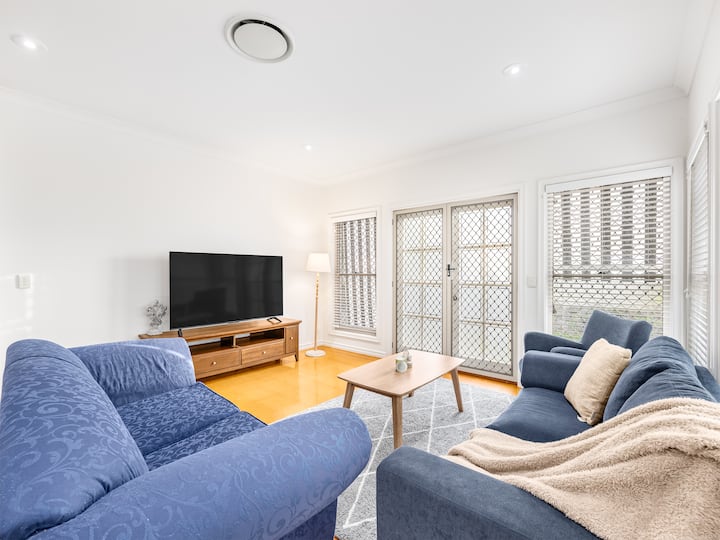 Cozy Hub Near Food Fusion | Family Business Ideal - Brisbane