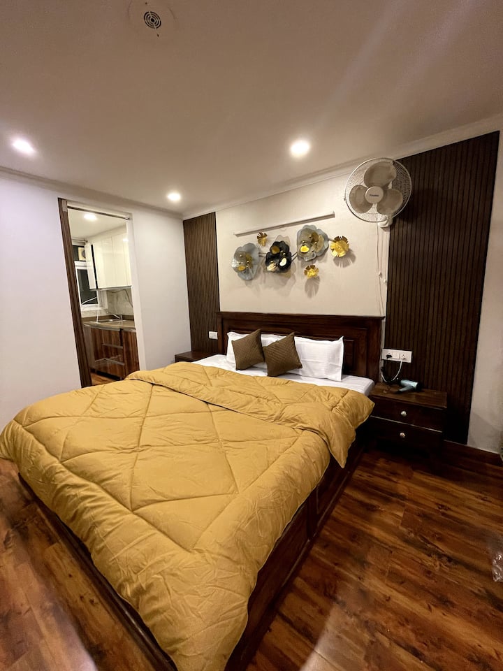 Cosy Ebony Suite Near Metro - Haryana