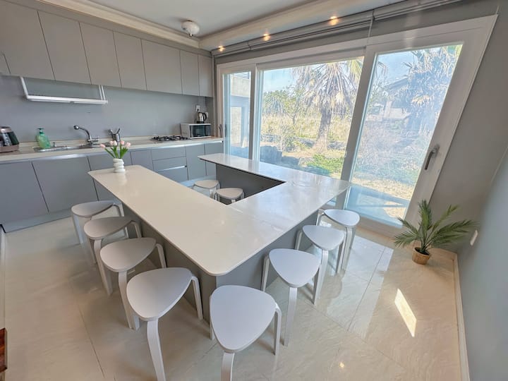 오픈2주간특별할인바다바로앞방5개단독사용퀸침대7개 화장실2개15인용대형식탁완비모든방에어컨가능 - Jeju-si