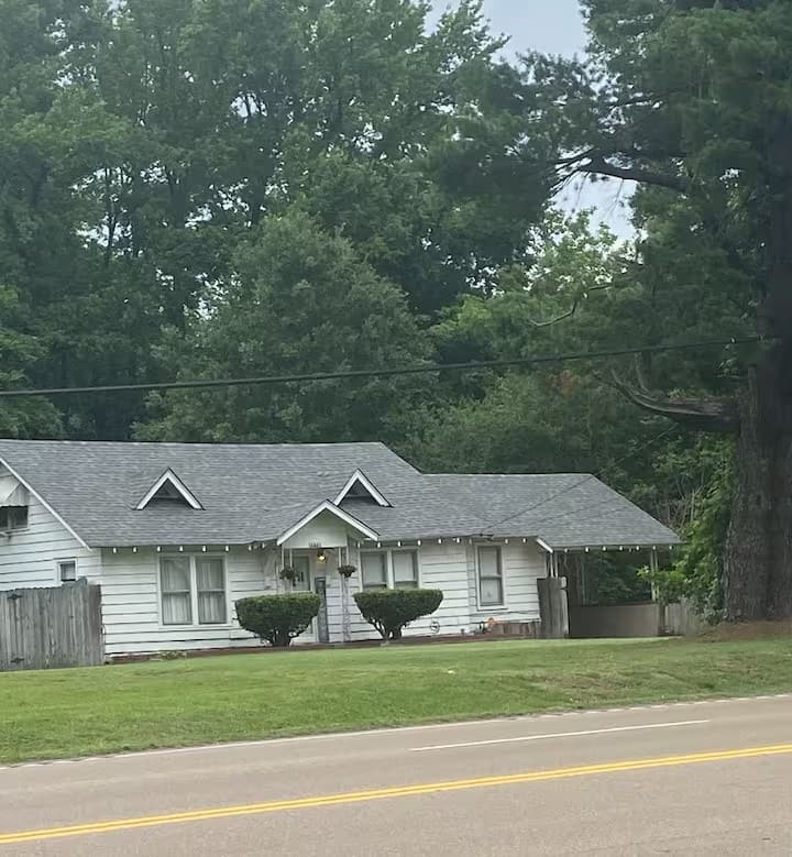 House With Modern Guesthouse Sleeps 11 - Memphis, TN