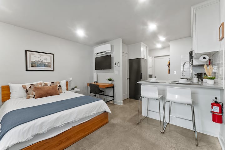Modern Studio By Light Rail: Kitchen, Parking, Ac - Seattle, WA